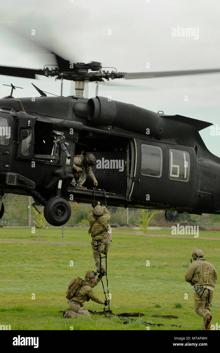 Oregon Air National Guard members from the 142nd Fighter Wing, 125th ...