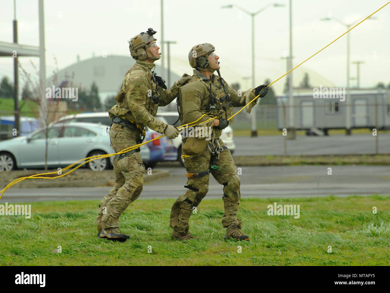 Oregon Air National Guard members from the 142nd Fighter Wing, 125th ...