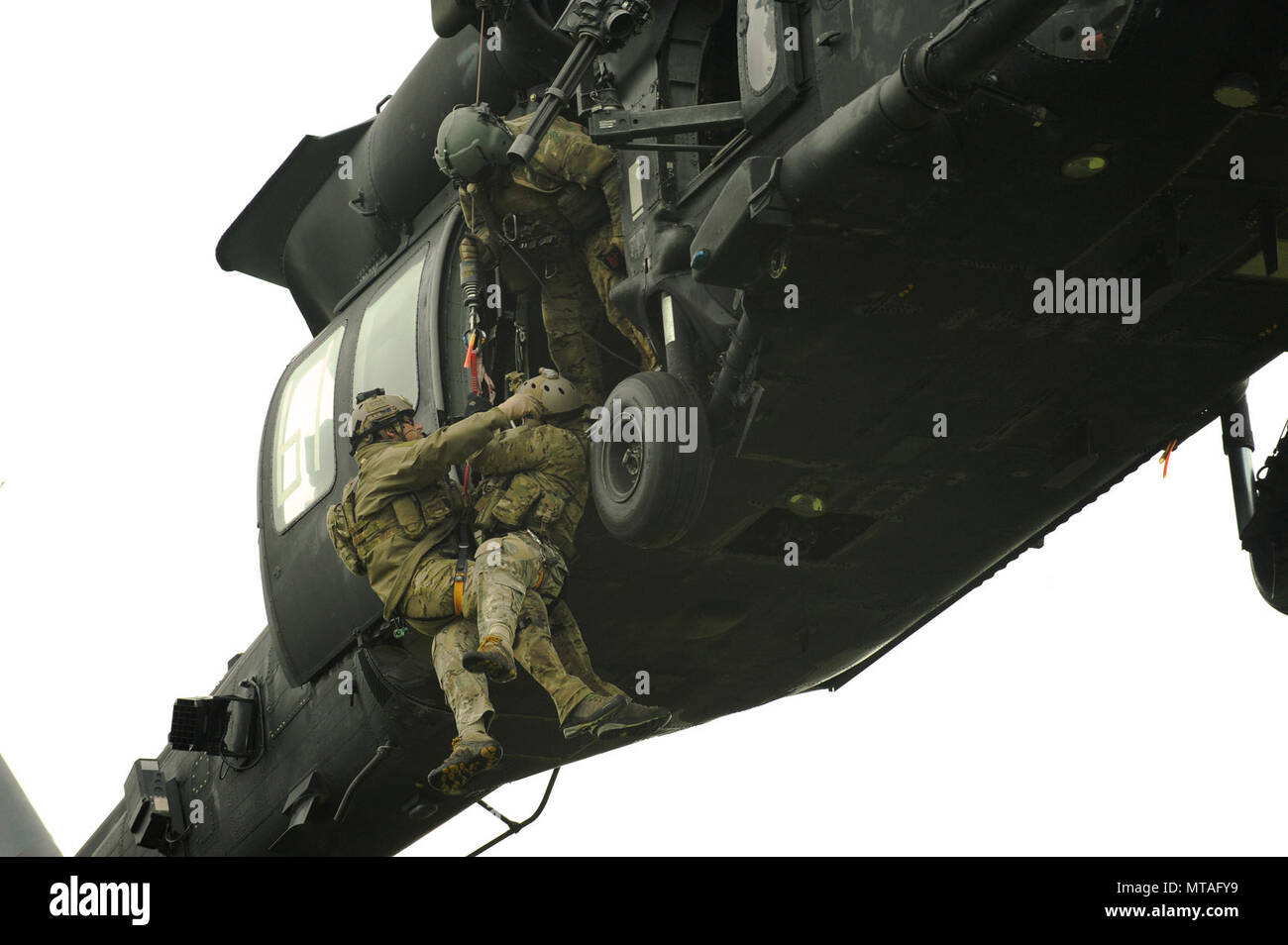 Oregon Air National Guard members from the 142nd Fighter Wing, 125th ...