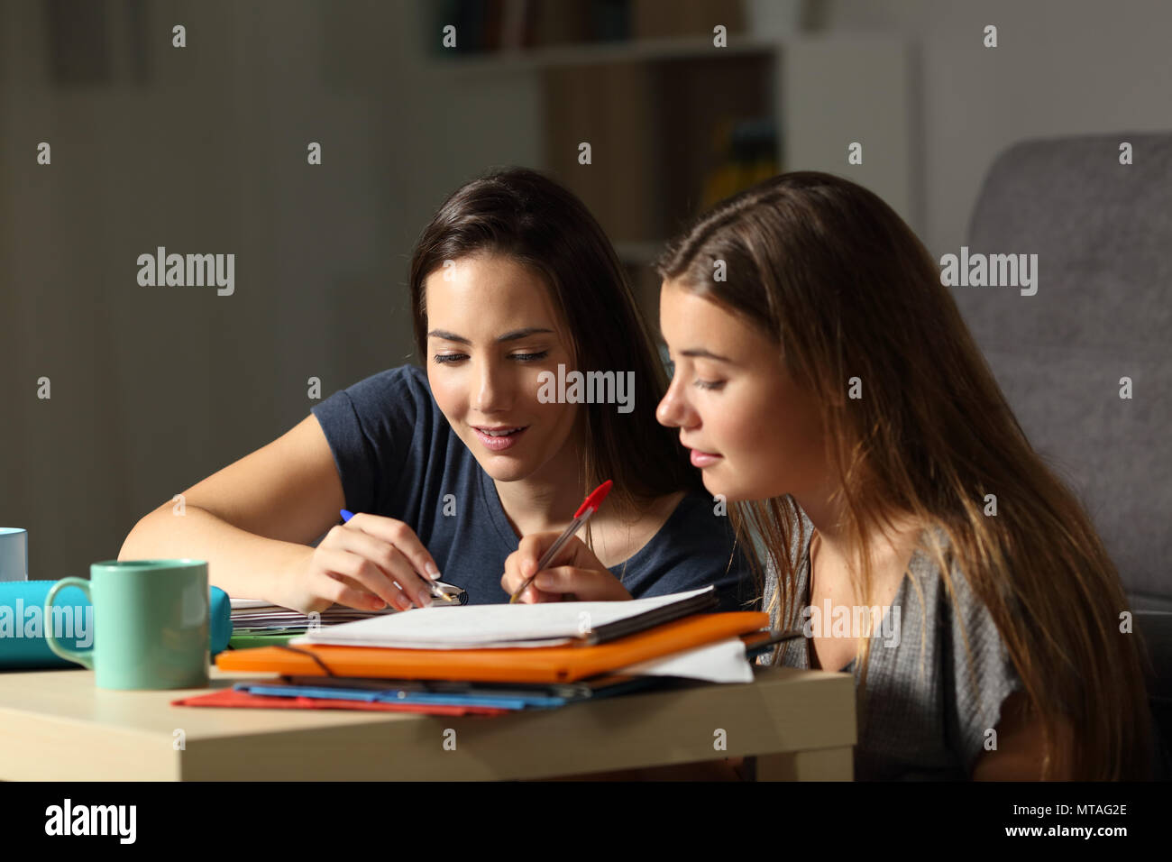 Teens helping in house hi-res stock photography and images - Alamy
