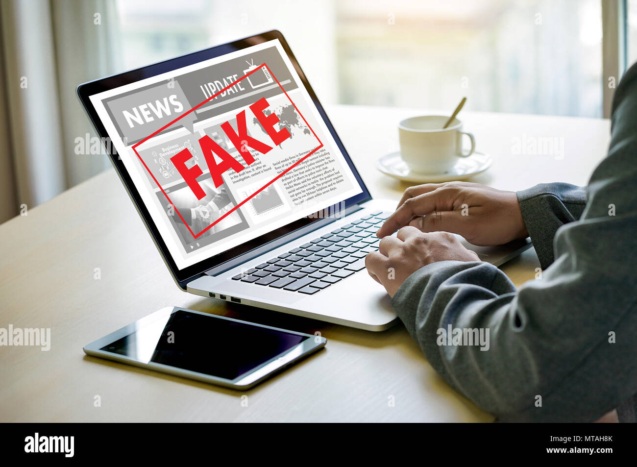 Fake news smartphone people hi-res stock photography and images - Alamy
