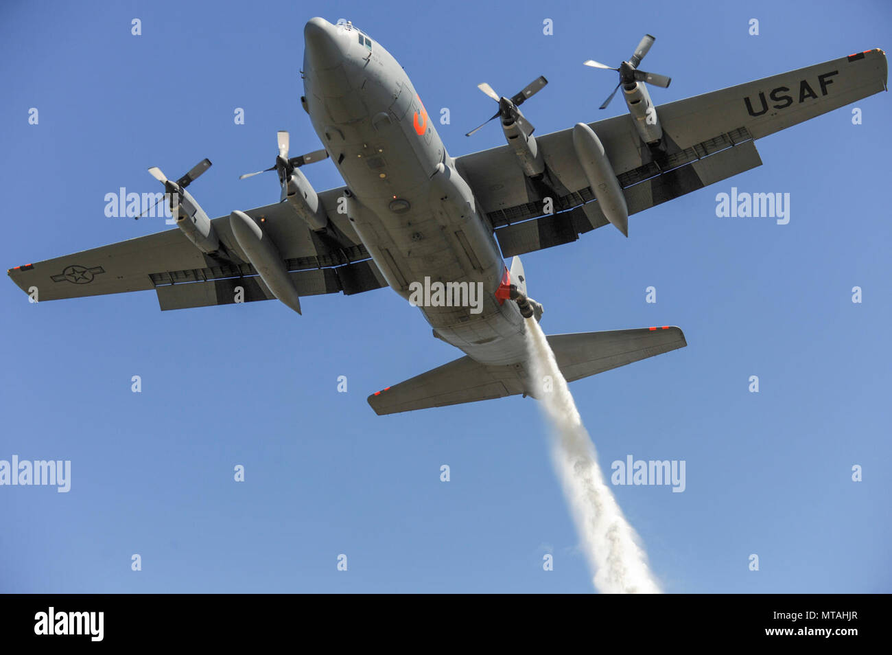 A Modular Airborne Fire Fighting System-equipped C-130 from the 153rd ...