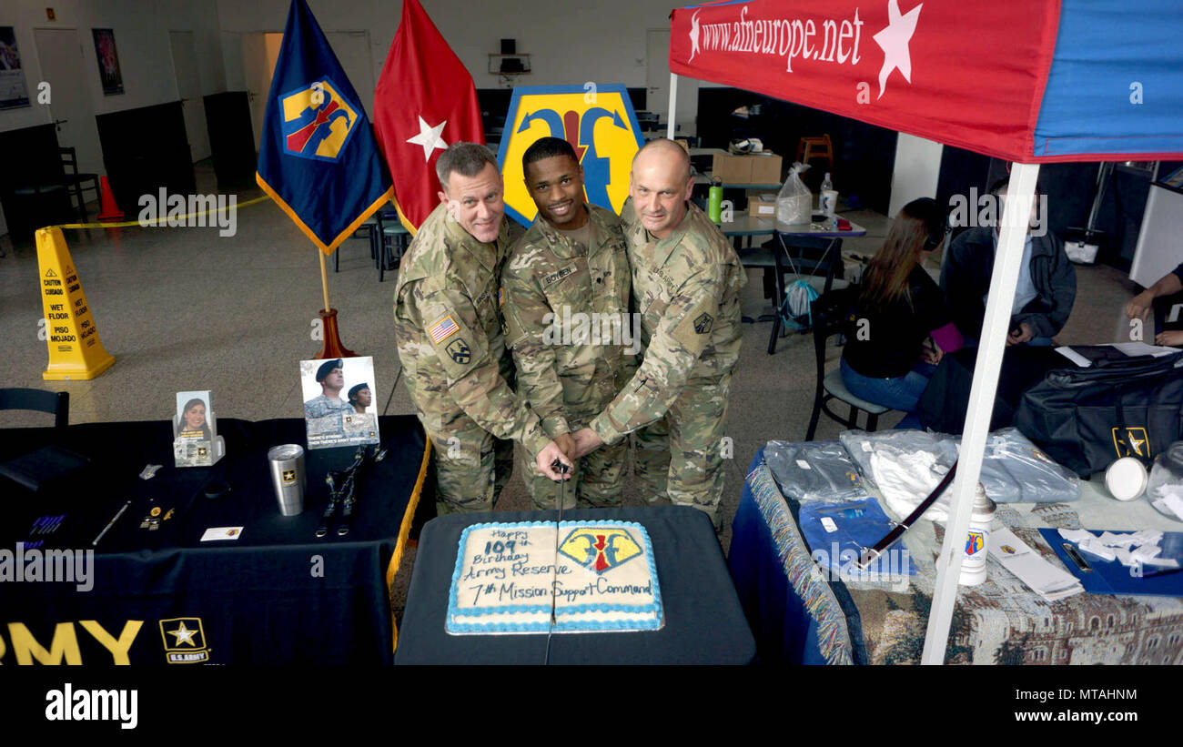 KAISERSLAUTERN, Germany — Brig. Gen. Steven Ainsworth, left, Command ...
