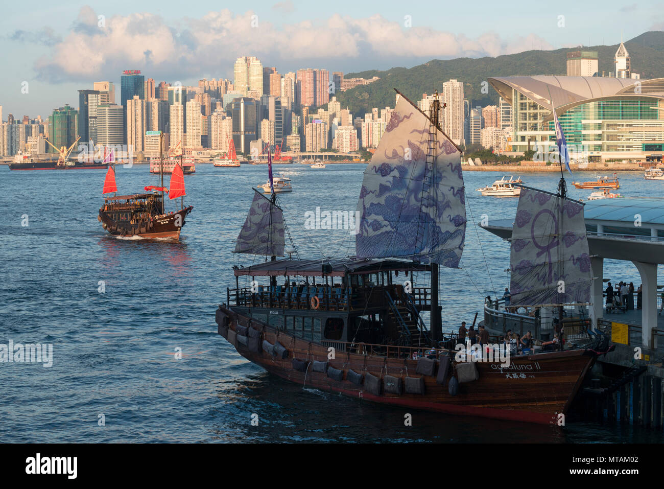 Traditional Chinese junks, Victoria harbor, Hong Kong, China Stock ...
