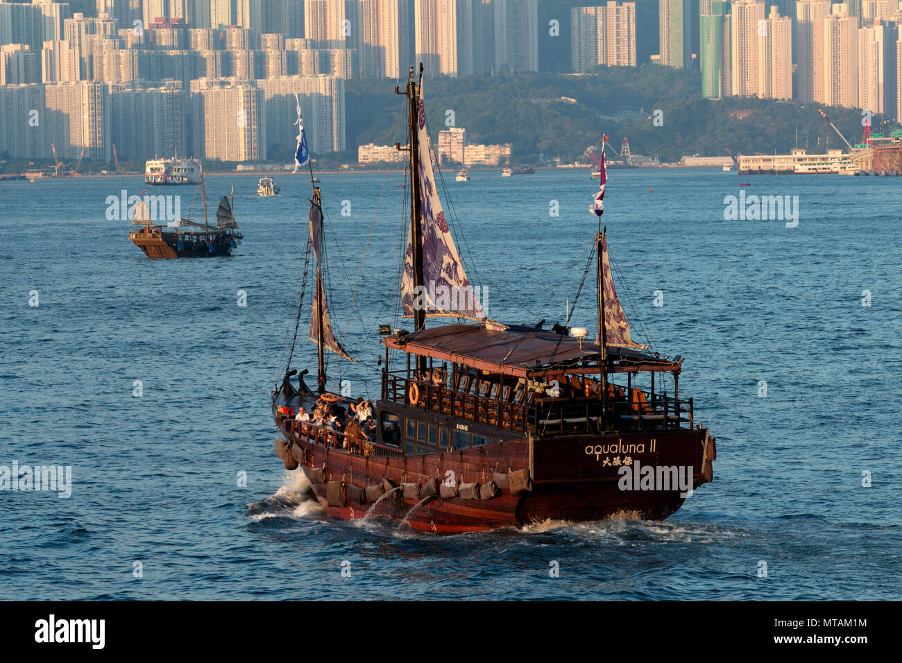 Traditional Chinese junks, Victoria harbor, Hong Kong, China Stock ...