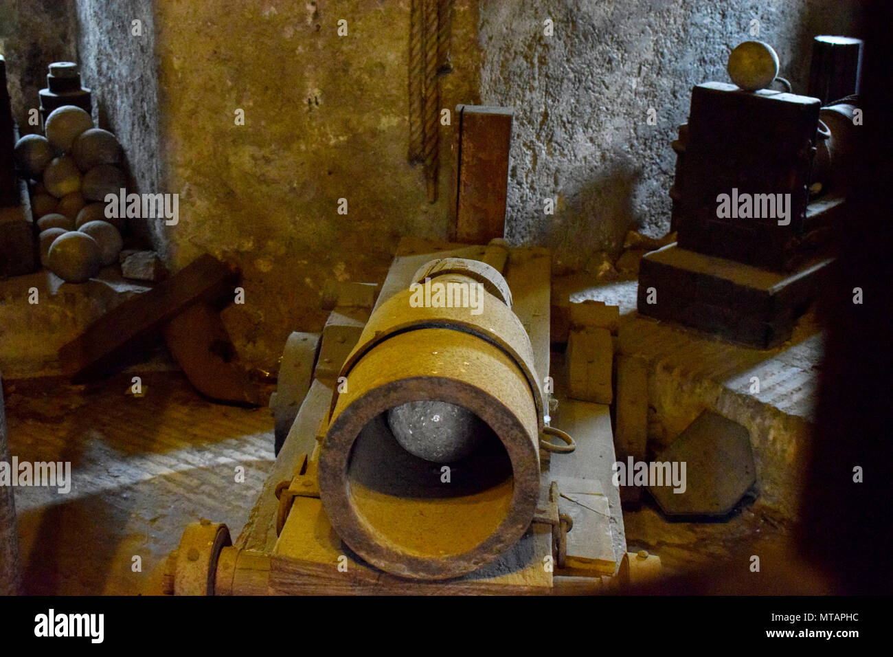 Cannon projectiles hi-res stock photography and images - Alamy