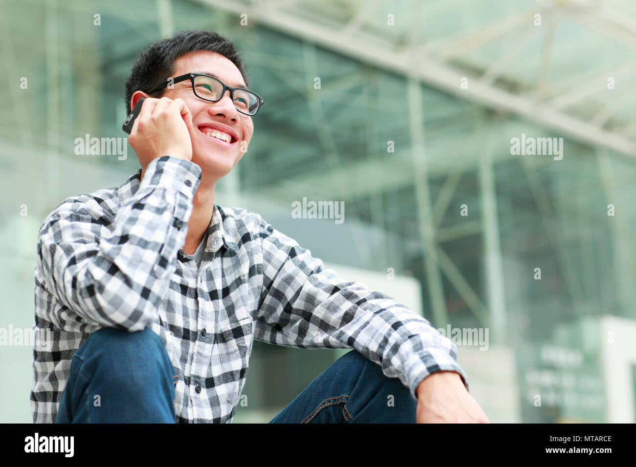 People sitting talking on campus hi-res stock photography and images ...