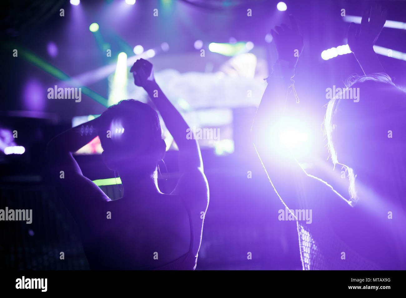 Women dance music festival hi-res stock photography and images - Alamy