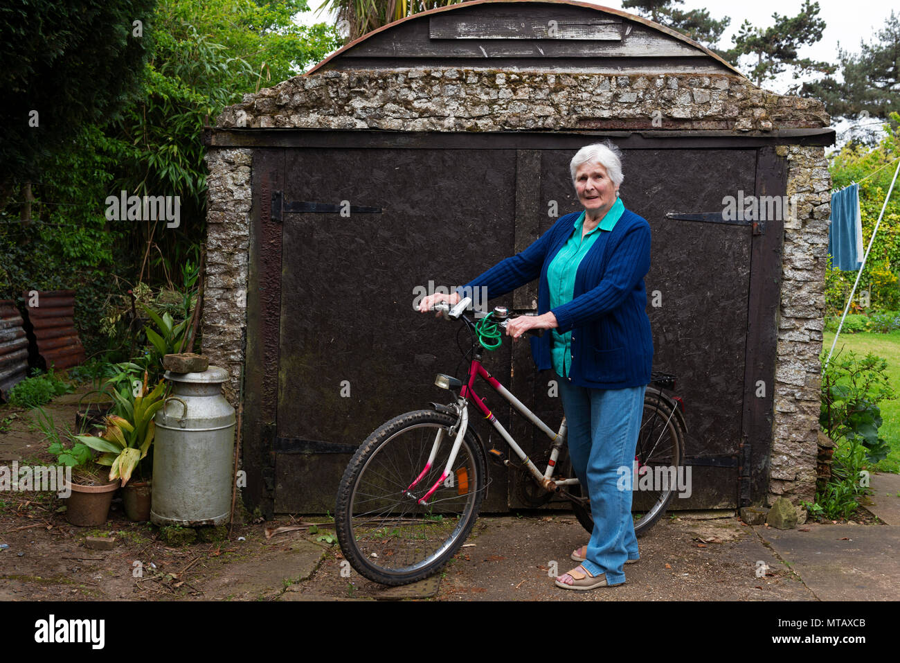 Elderly cyclist hi-res stock photography and images - Alamy