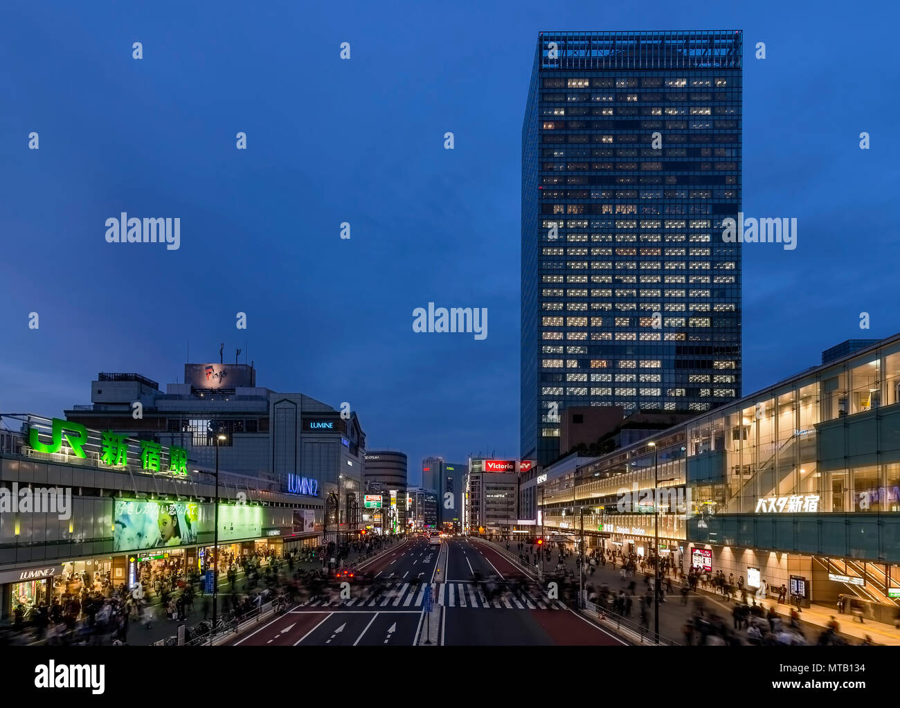 Shinjuku street view night hi-res stock photography and images - Alamy