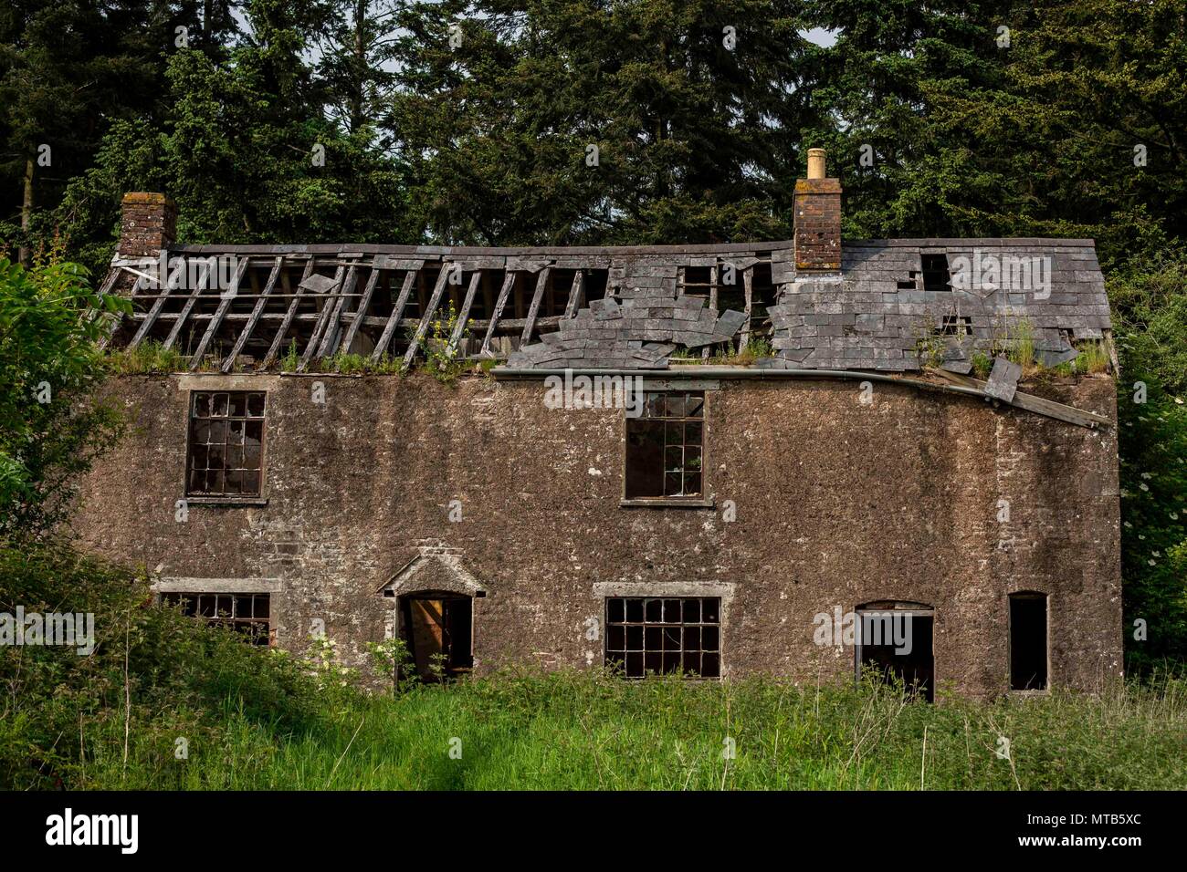 Abandoned derelict farm hi-res stock photography and images - Alamy