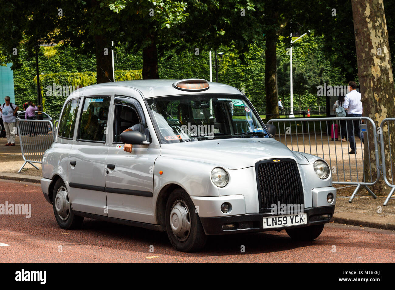 Legendary London taxi cab on the streets of London Stock Photo - Alamy