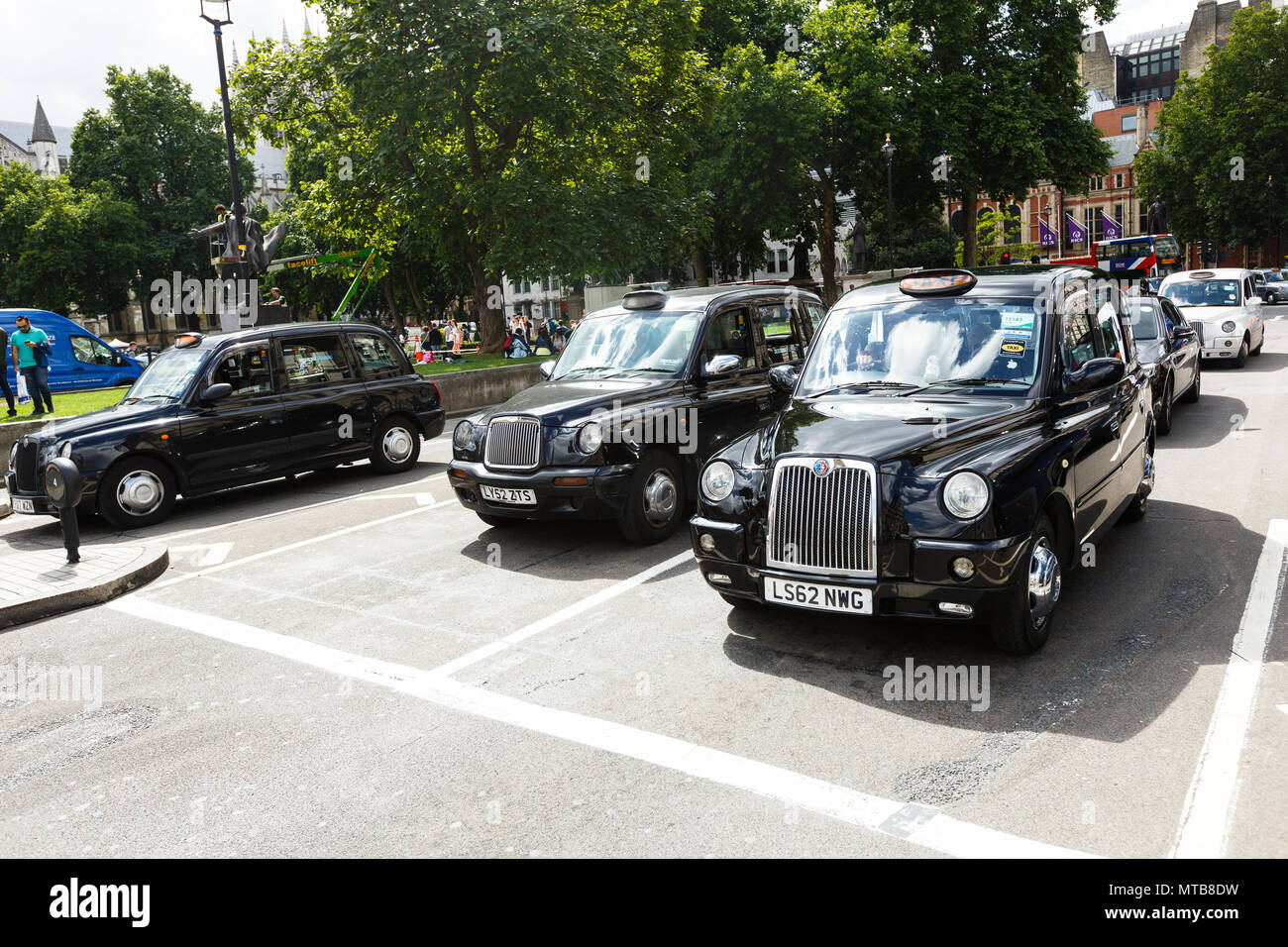 Legendary London taxi cab on the streets of London Stock Photo - Alamy