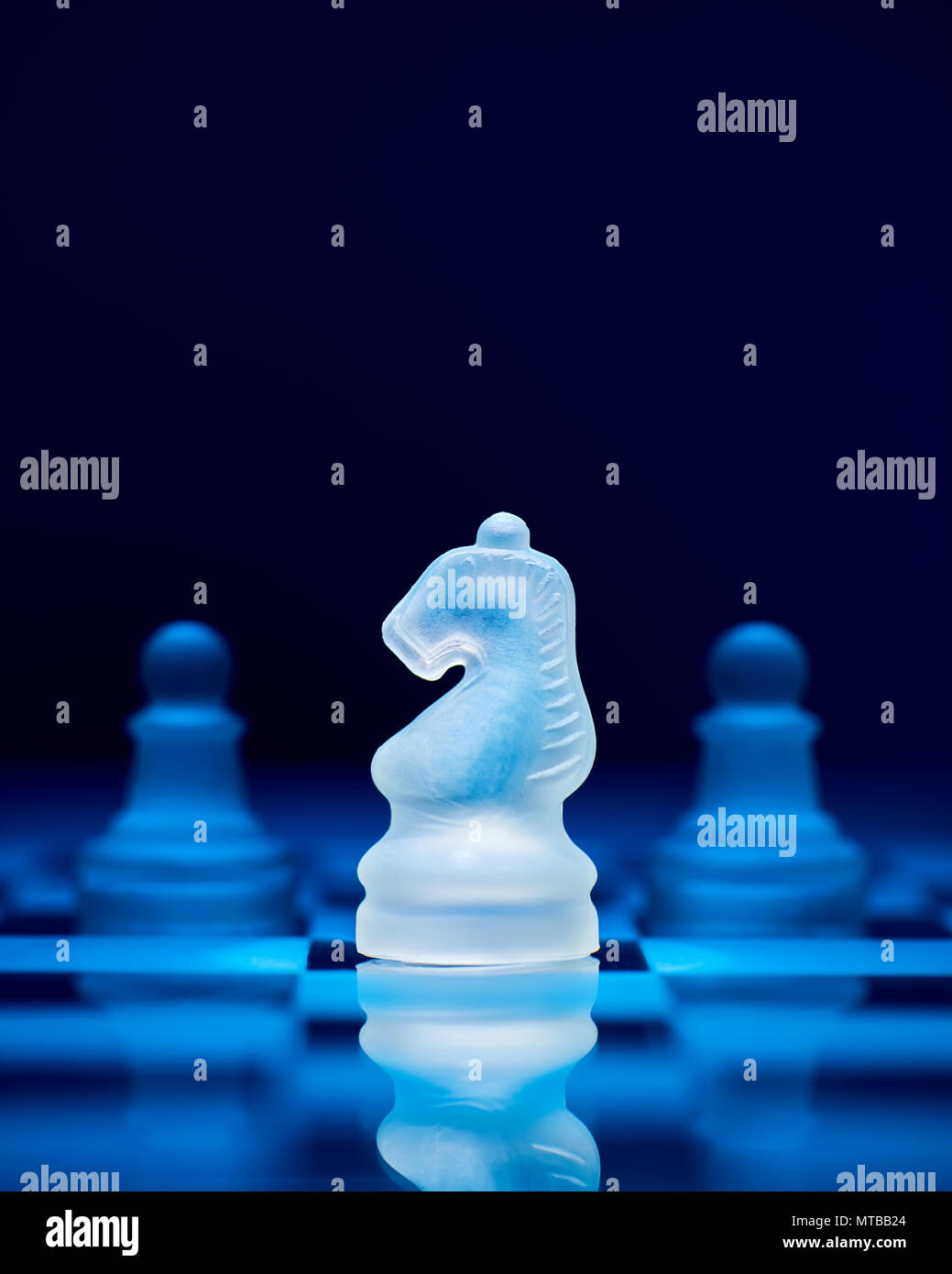 Army of chess pieces hi-res stock photography and images - Alamy