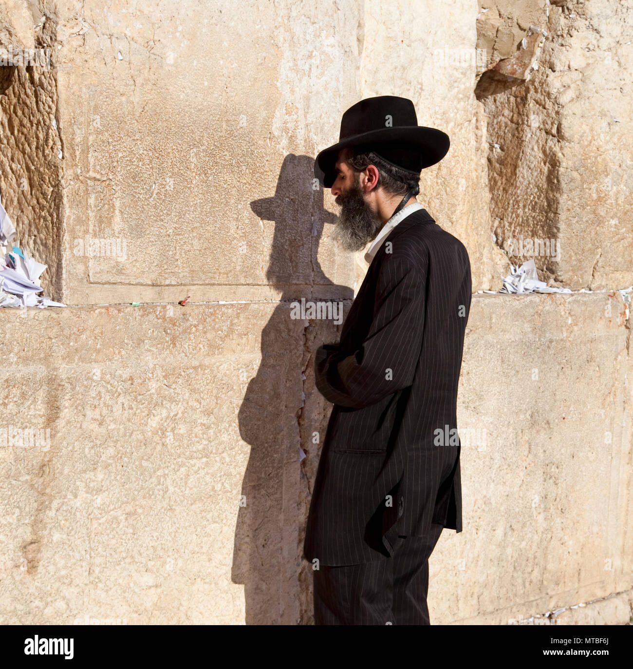Rabbi jewish people reading hi-res stock photography and images - Alamy