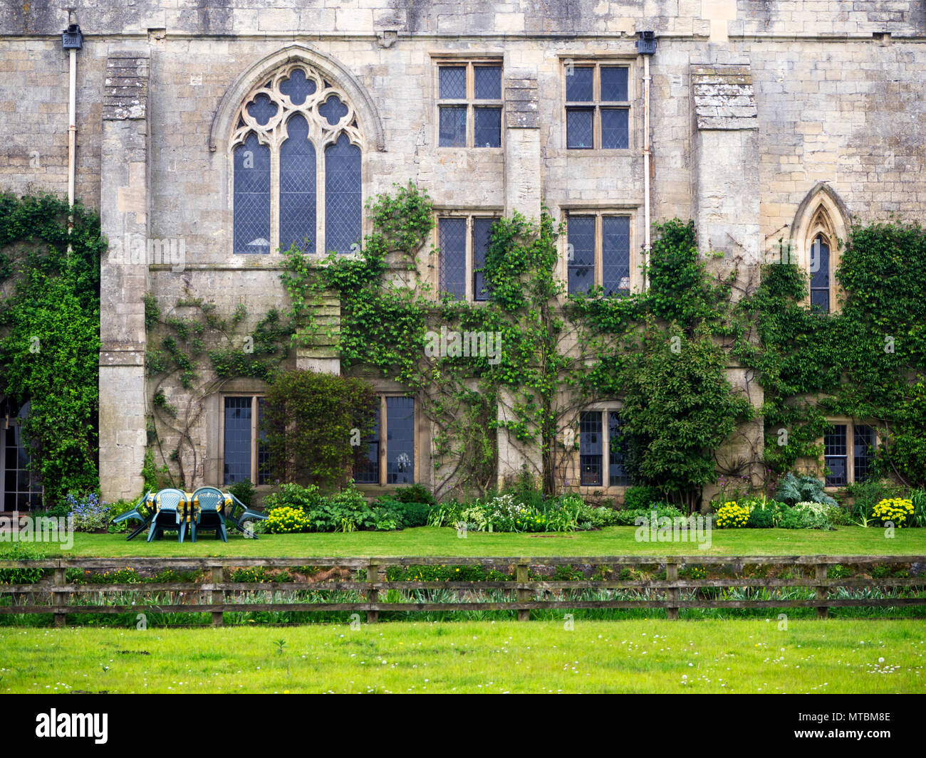 14th century manor house hi-res stock photography and images - Alamy