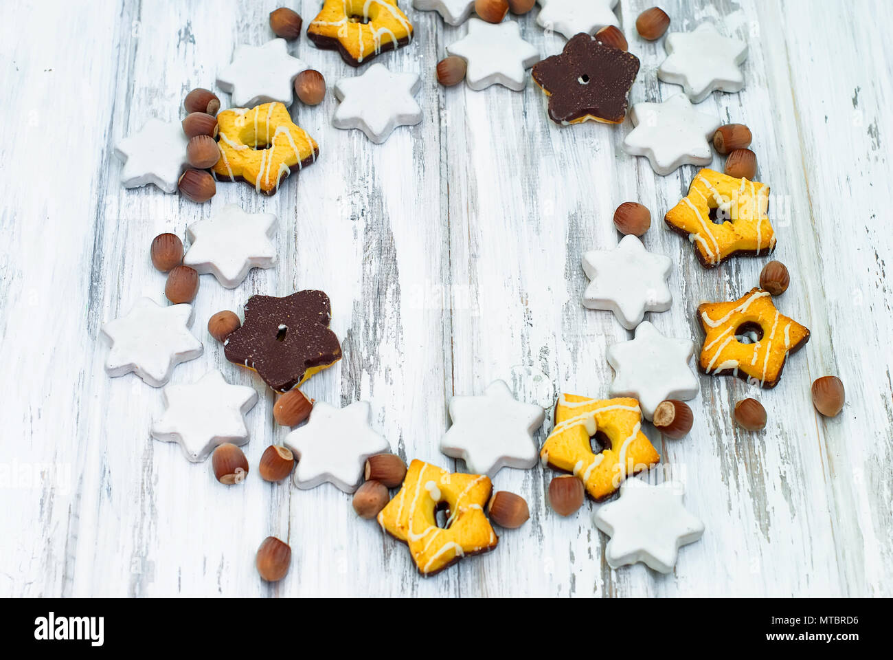 Christmas wreath from gingerbread stars and hazelnut, holiday magic ...