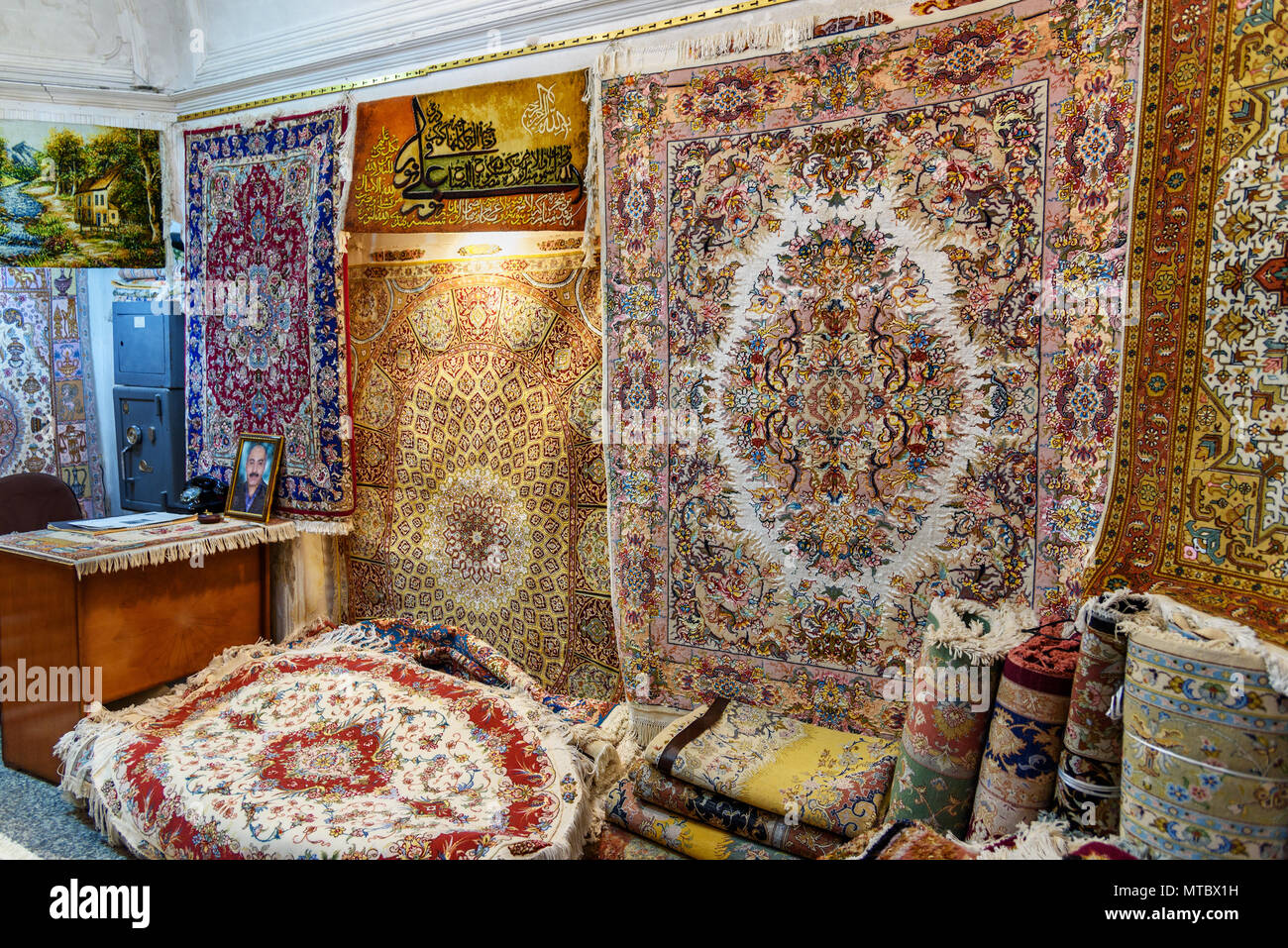 Tabriz bazaar rug hi-res stock photography and images - Alamy