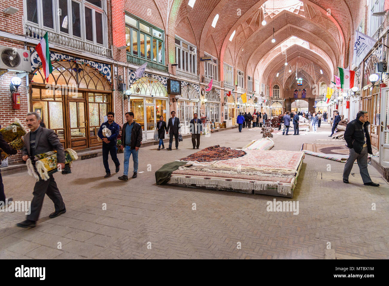 Rugs for sale at the grand bazaar hi-res stock photography and images ...