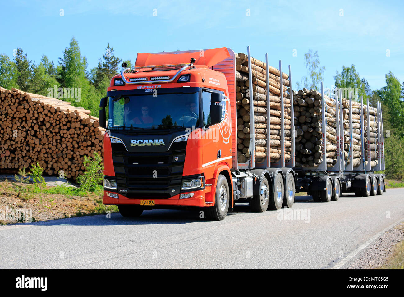 Logging truck on road hi-res stock photography and images - Alamy