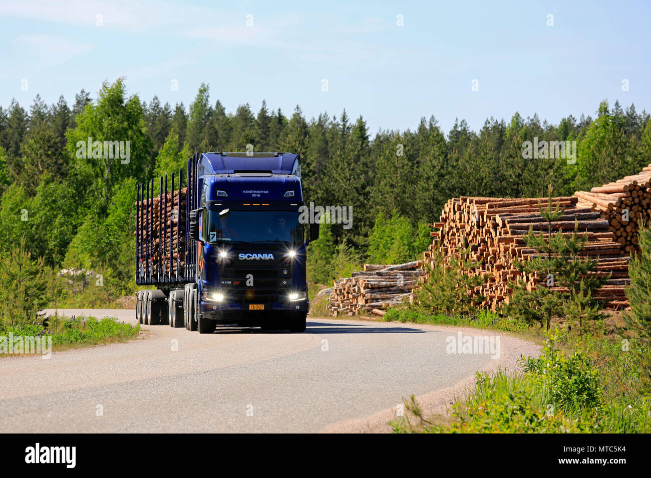 Logging truck on road hi-res stock photography and images - Alamy