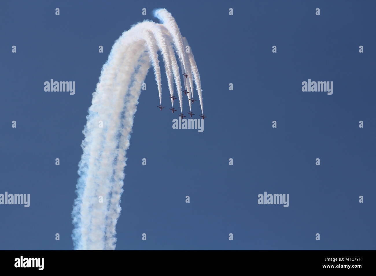 Pull back hi-res stock photography and images - Alamy