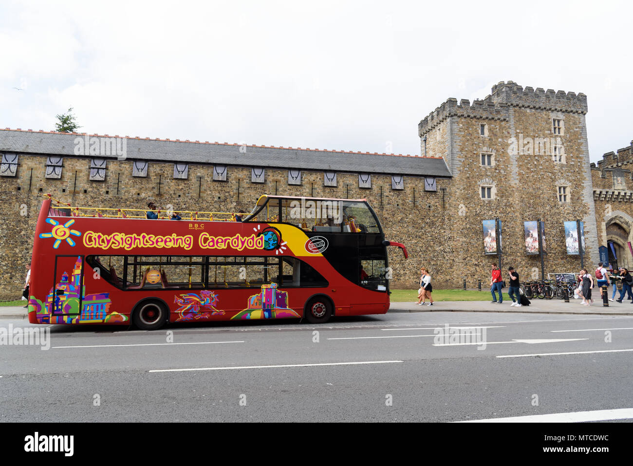 Cardiff tour bus sightseeing hi-res stock photography and images - Alamy