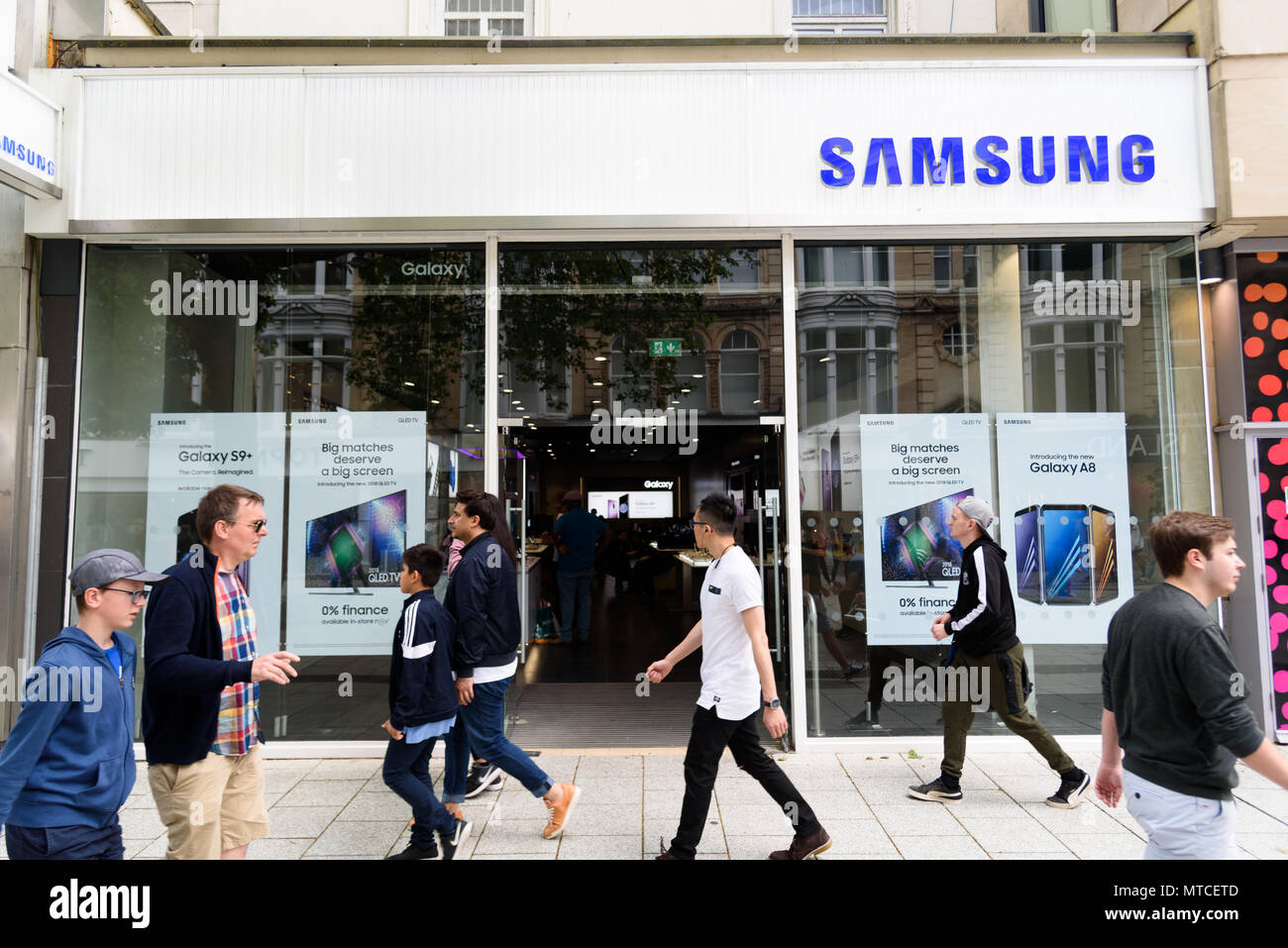 Samsung Store High Resolution Stock Photography and Images - Alamy