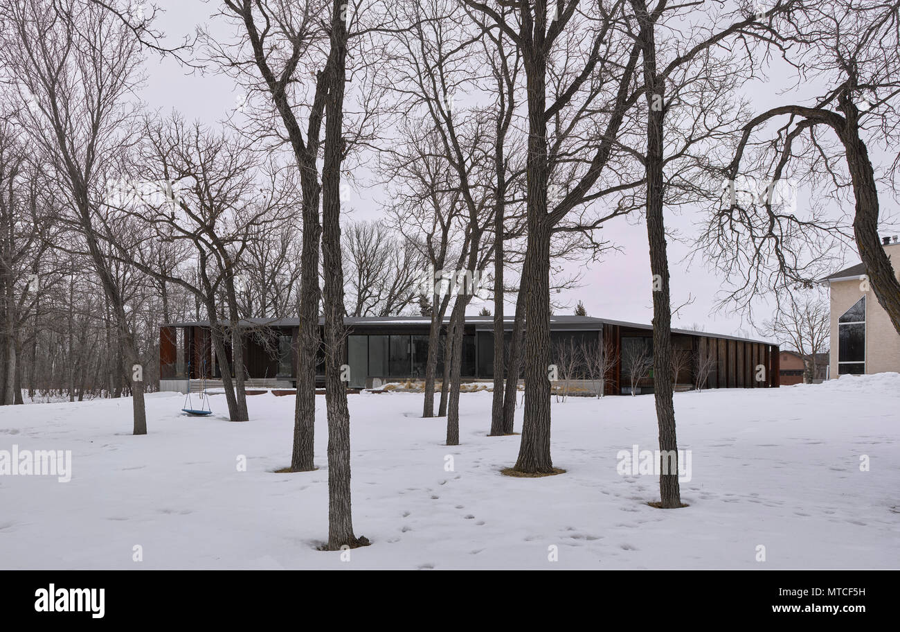 Garden view. Parallelogram House, Winnipeg, Canada. Architect: 5468796 ...