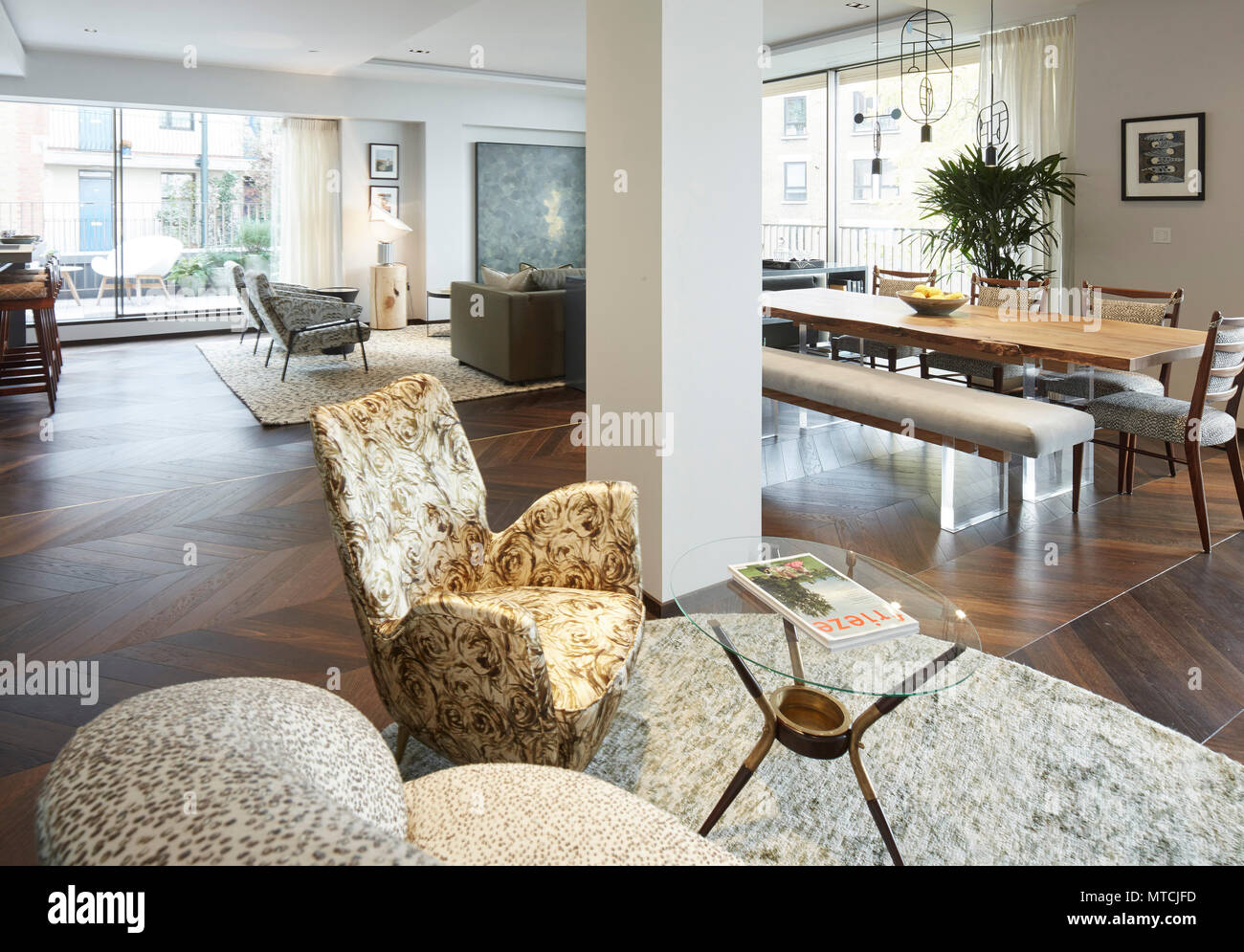 Open plan sitting room with dining area hi-res stock photography and ...