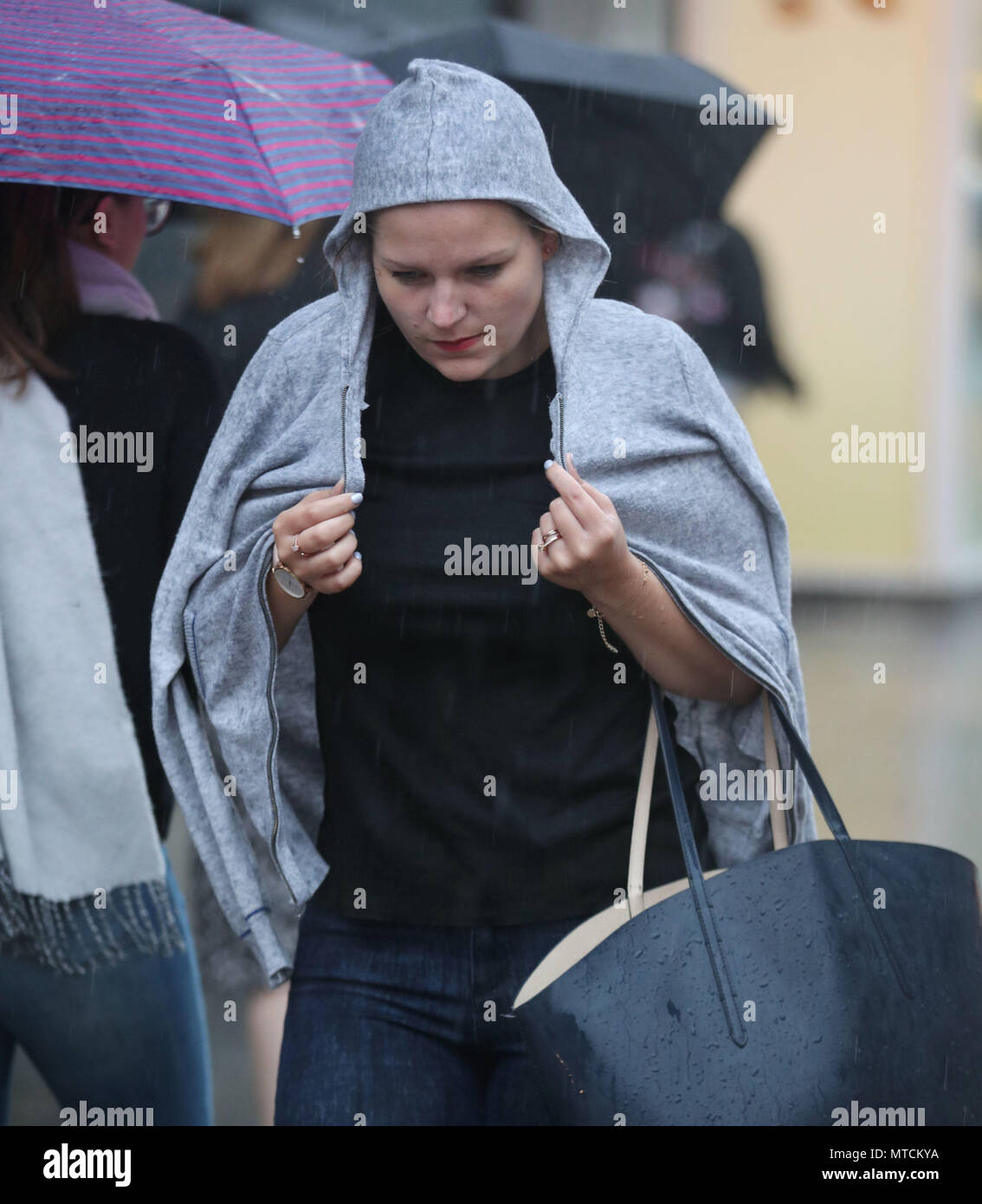 People caught in the rain on oxford street hi-res stock photography and ...