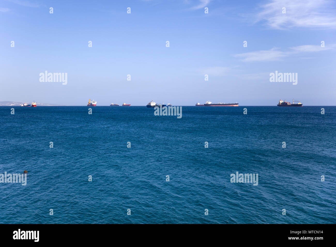 Horizon line ships hi-res stock photography and images - Alamy