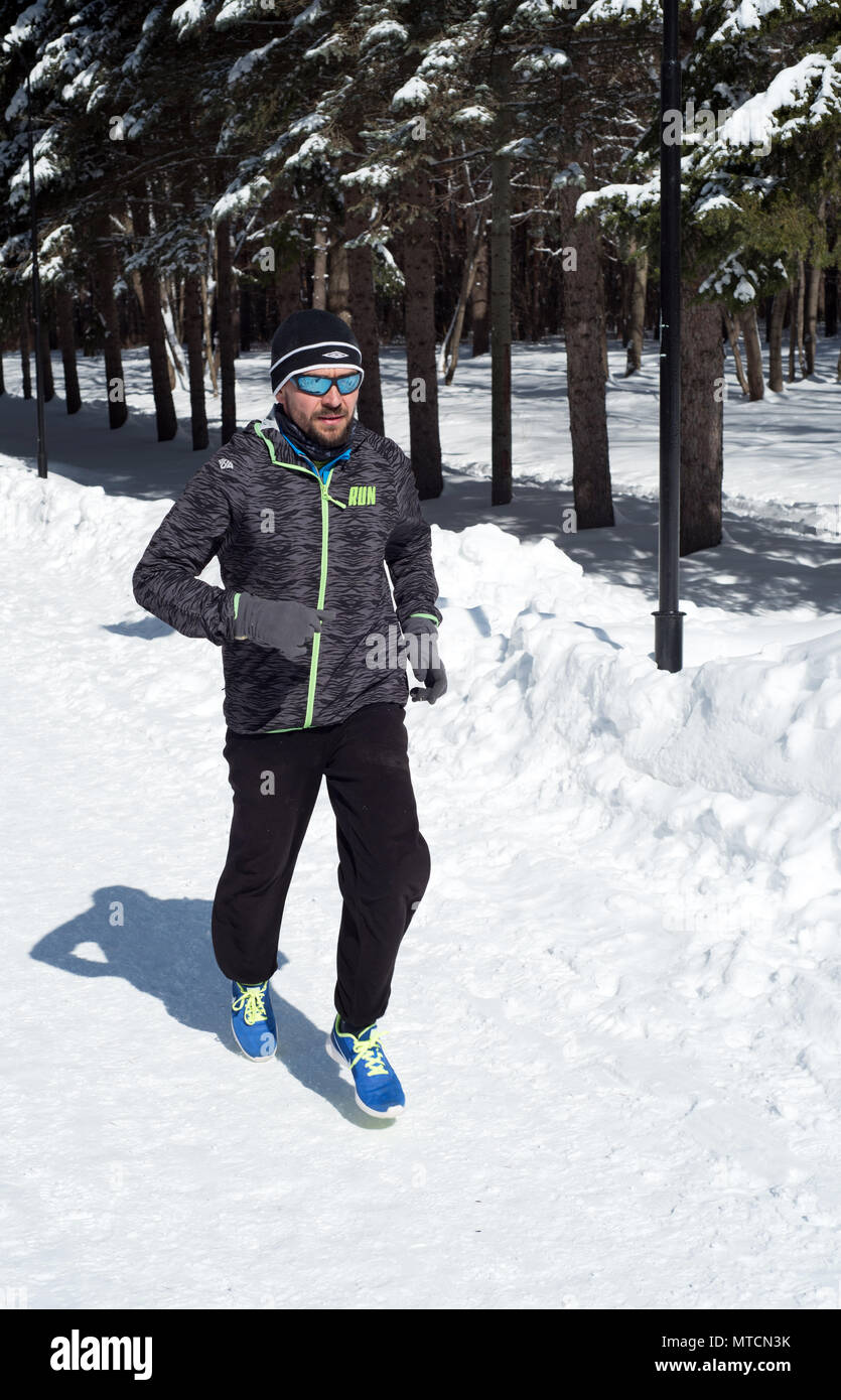 Man jogging through a park hi-res stock photography and images - Alamy