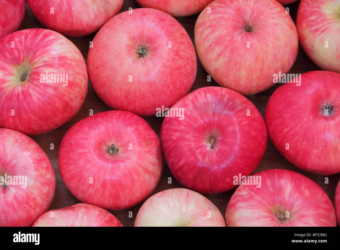 Image of background red ripe appetizing apples Stock Photo - Alamy