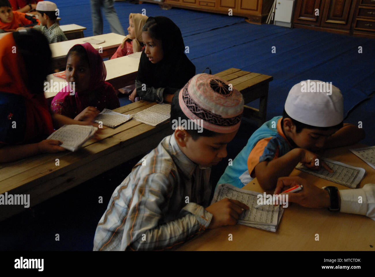 Arabic children in school classroom hi-res stock photography and images ...