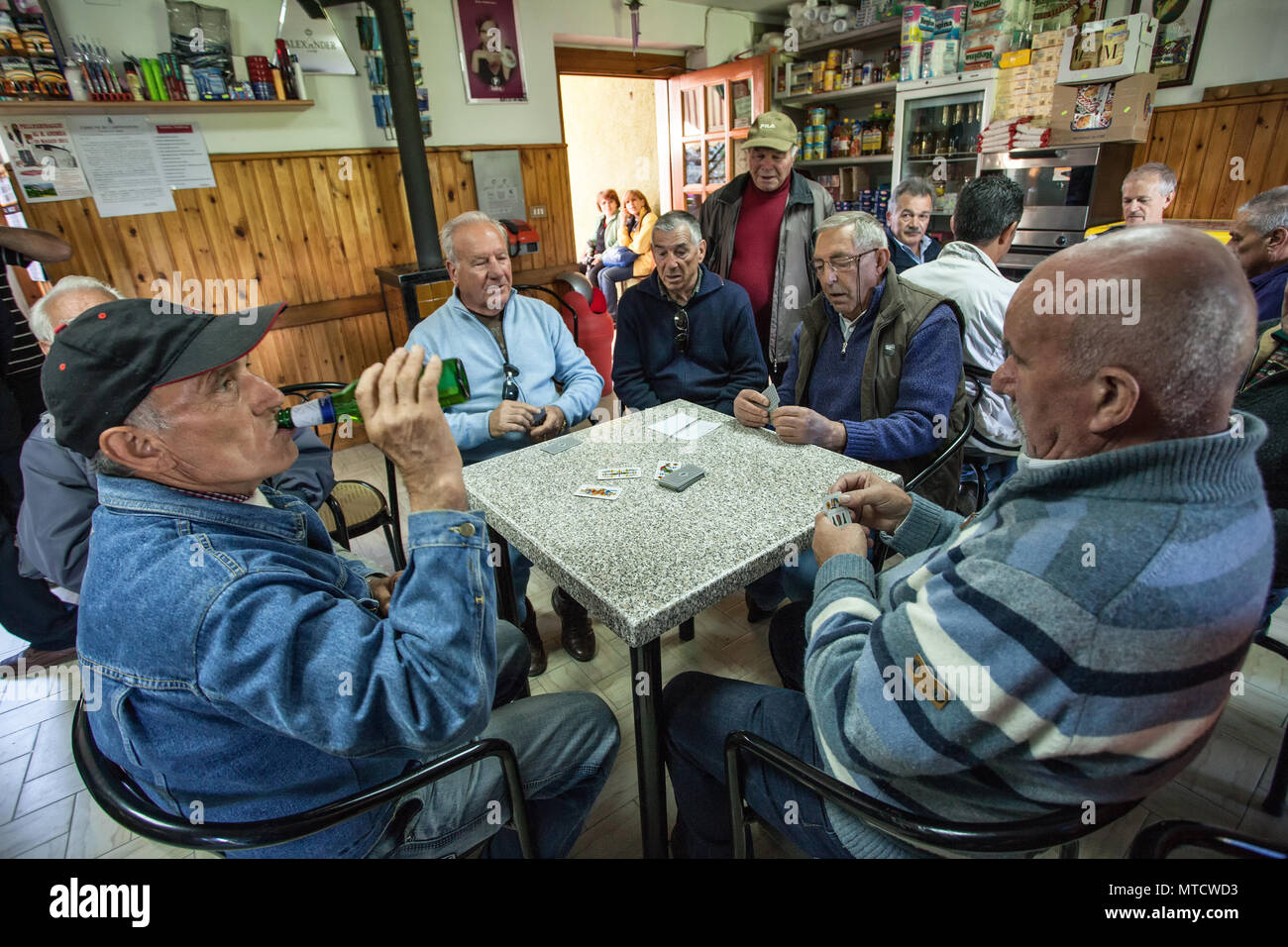 Group of old men playing cards hi-res stock photography and images - Alamy