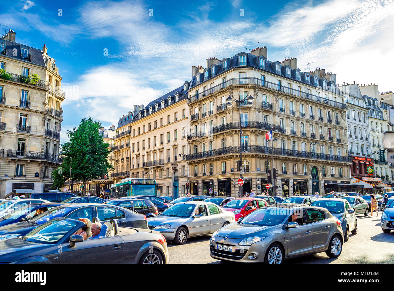 The busy streets surrounding the Palais Garnier in Paris, France Stock ...