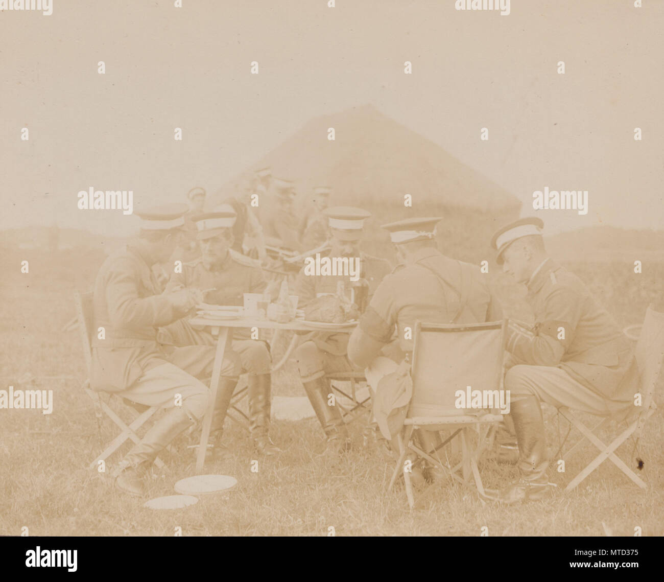 Soldiers eating meal hi-res stock photography and images - Alamy