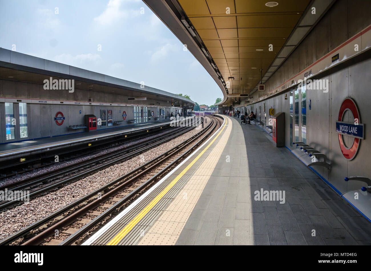 London underground platform hi-res stock photography and images - Alamy