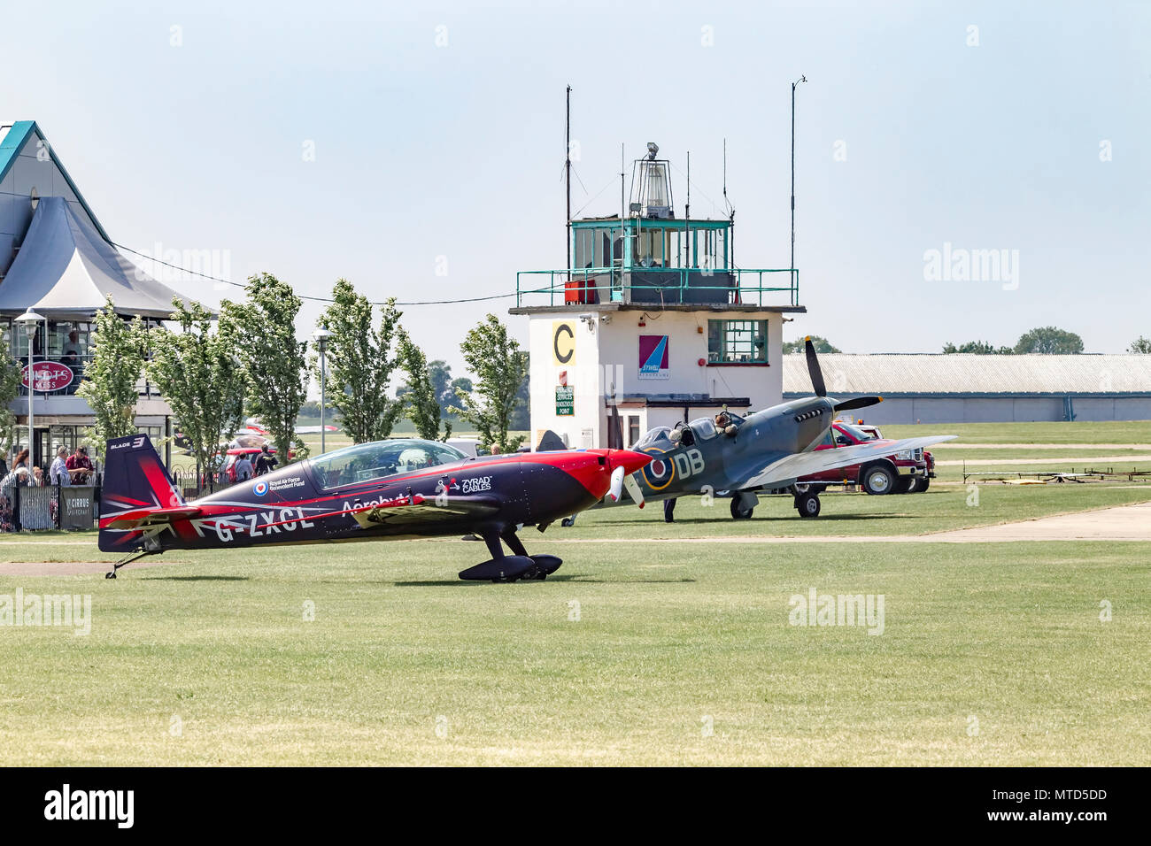 Spitfire 1940 flying britain hi-res stock photography and images - Alamy