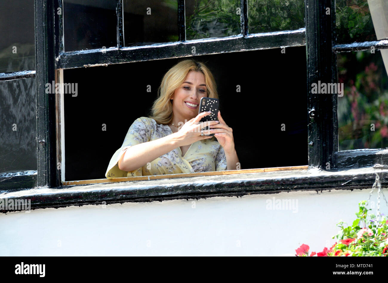 Singer tv presenter hi-res stock photography and images - Alamy