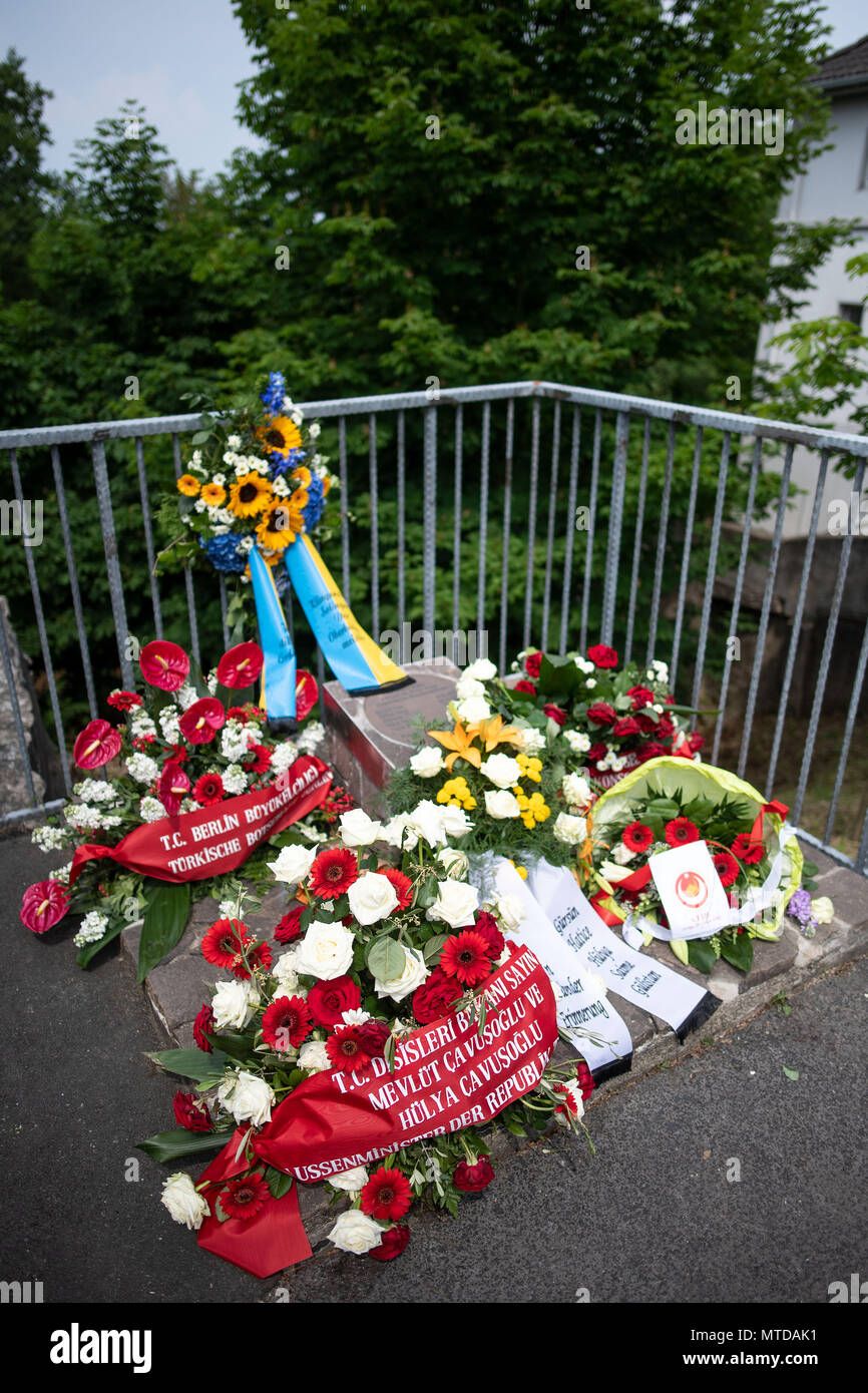 Solingen, Germany. 29 May 2018, Flowers are placed at the site of the ...