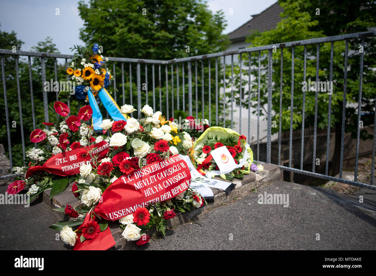Solingen, Germany. 29 May 2018, Flowers are placed at the site of the ...