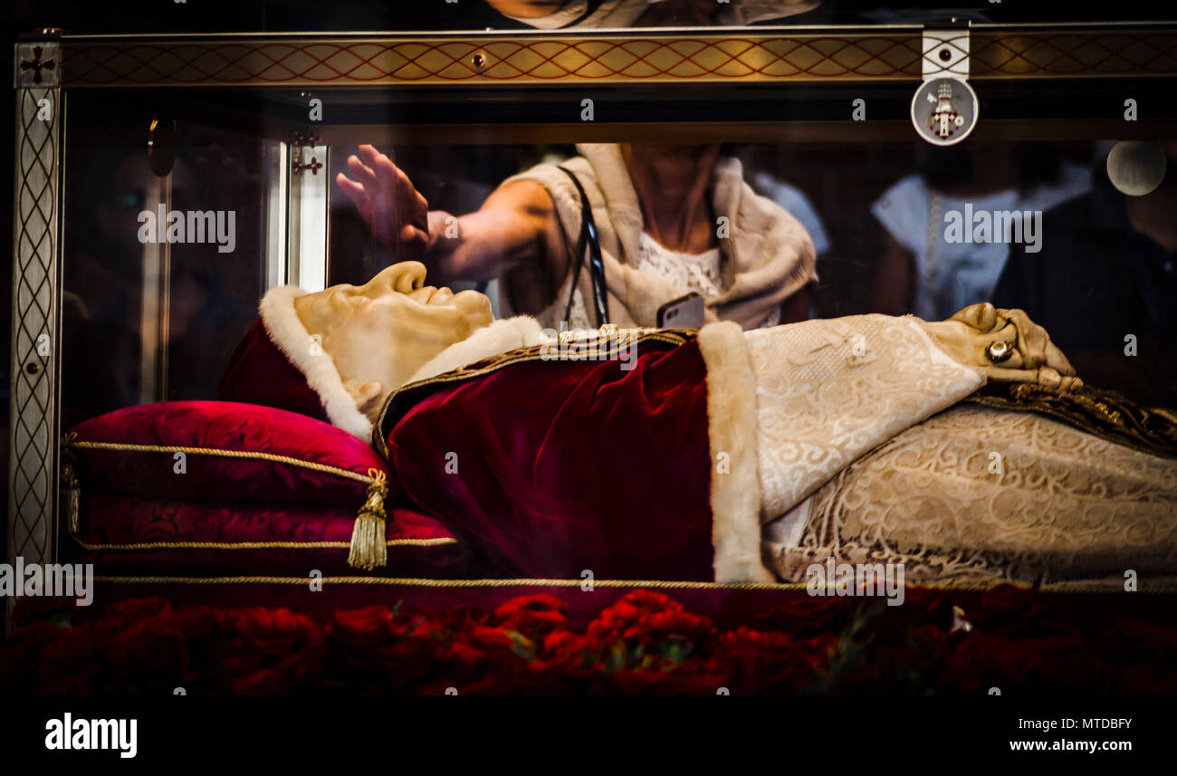 Under the Mount (Bg) - pilgrims visiting the body of the holy Pope John ...