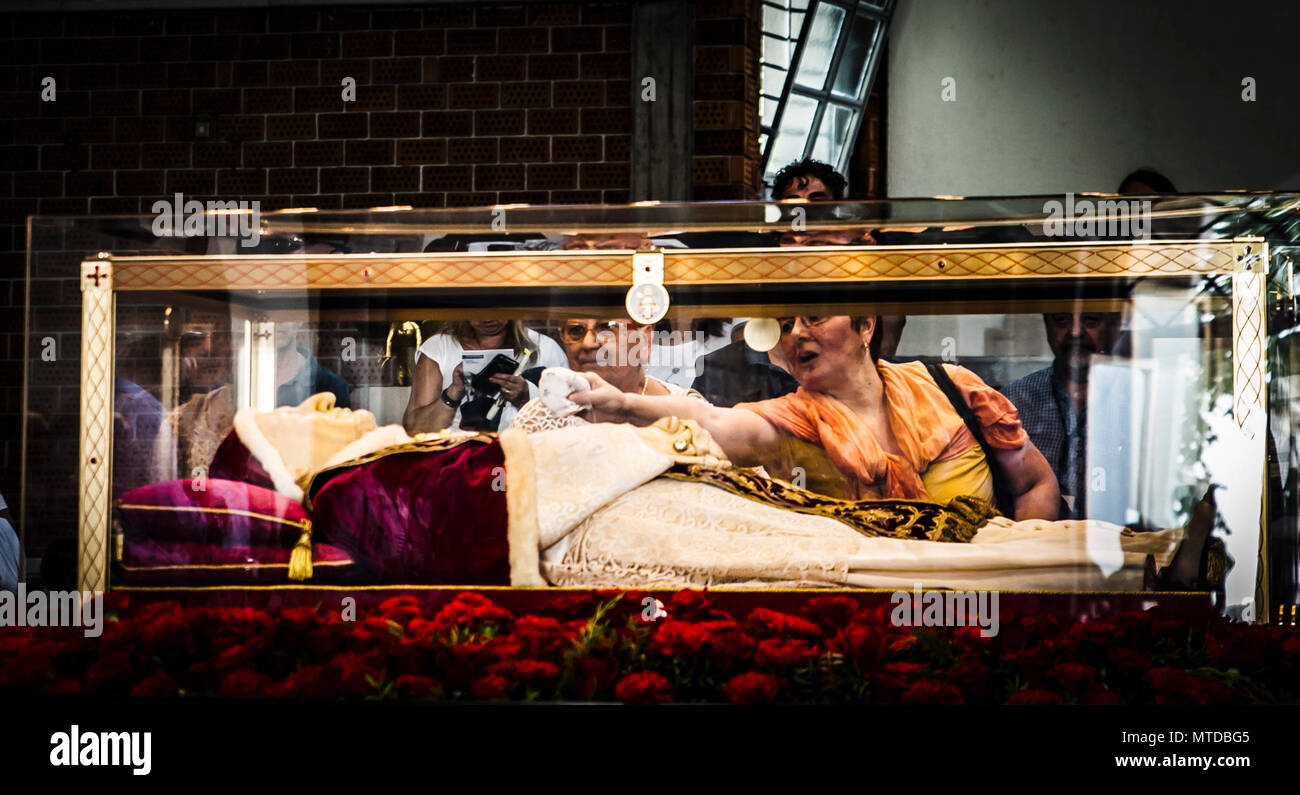 Under the Mount (Bg) - pilgrims visiting the body of the holy Pope John ...