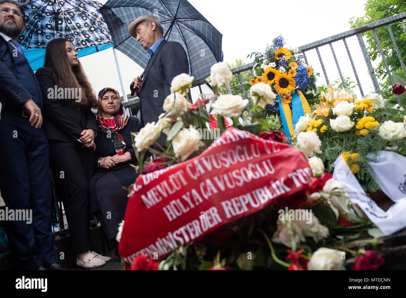 Solingen, Germany. 29 May 2018. Mevlude Genc (C), her granddaughter ...