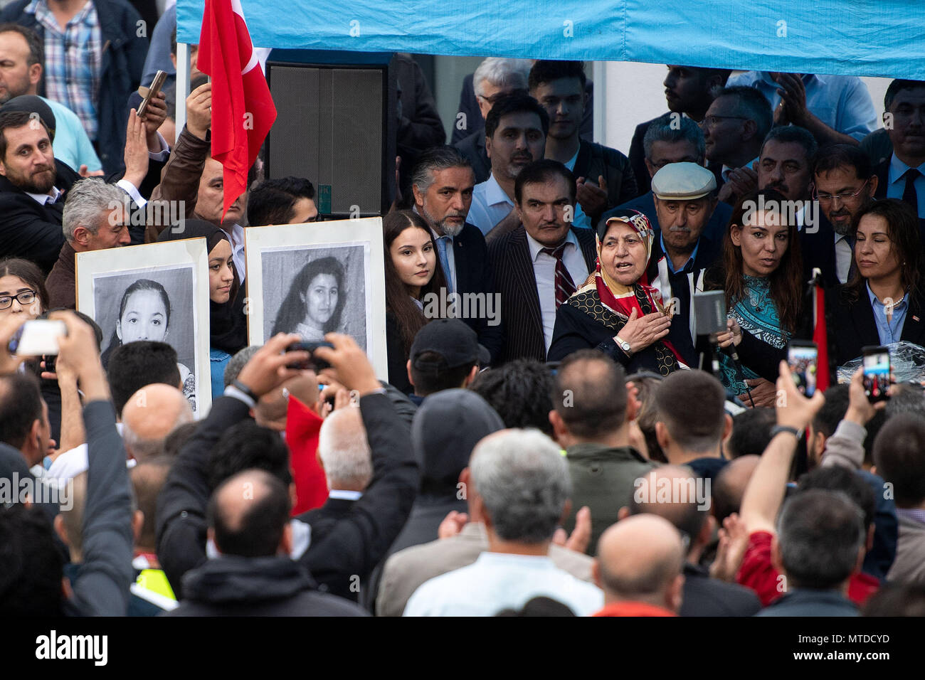 Solingen, Germany. 29 May 2018. Mevlude Genc (C) speaks to the people ...
