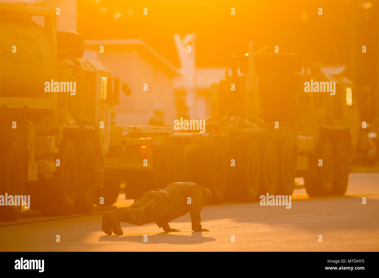 Soldiers doing push ups hi-res stock photography and images - Alamy