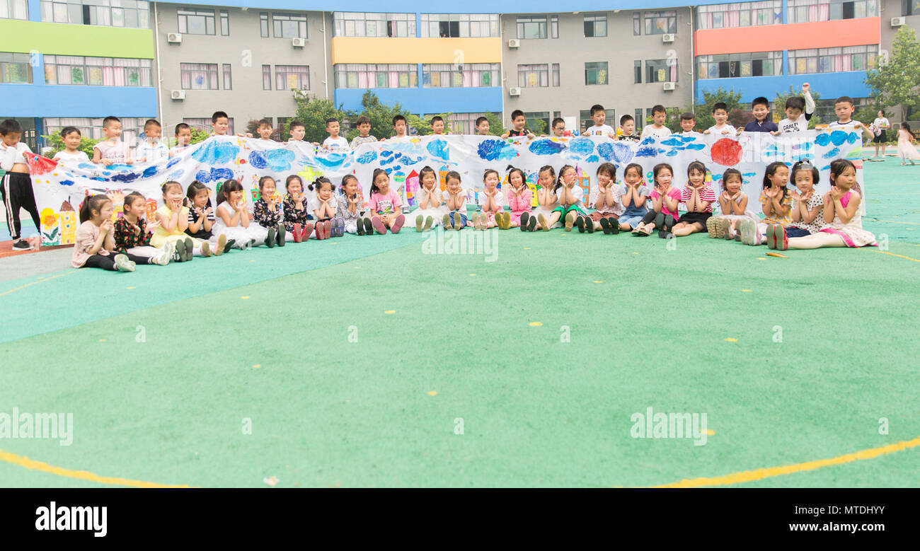 Child anding hi-res stock photography and images - Alamy