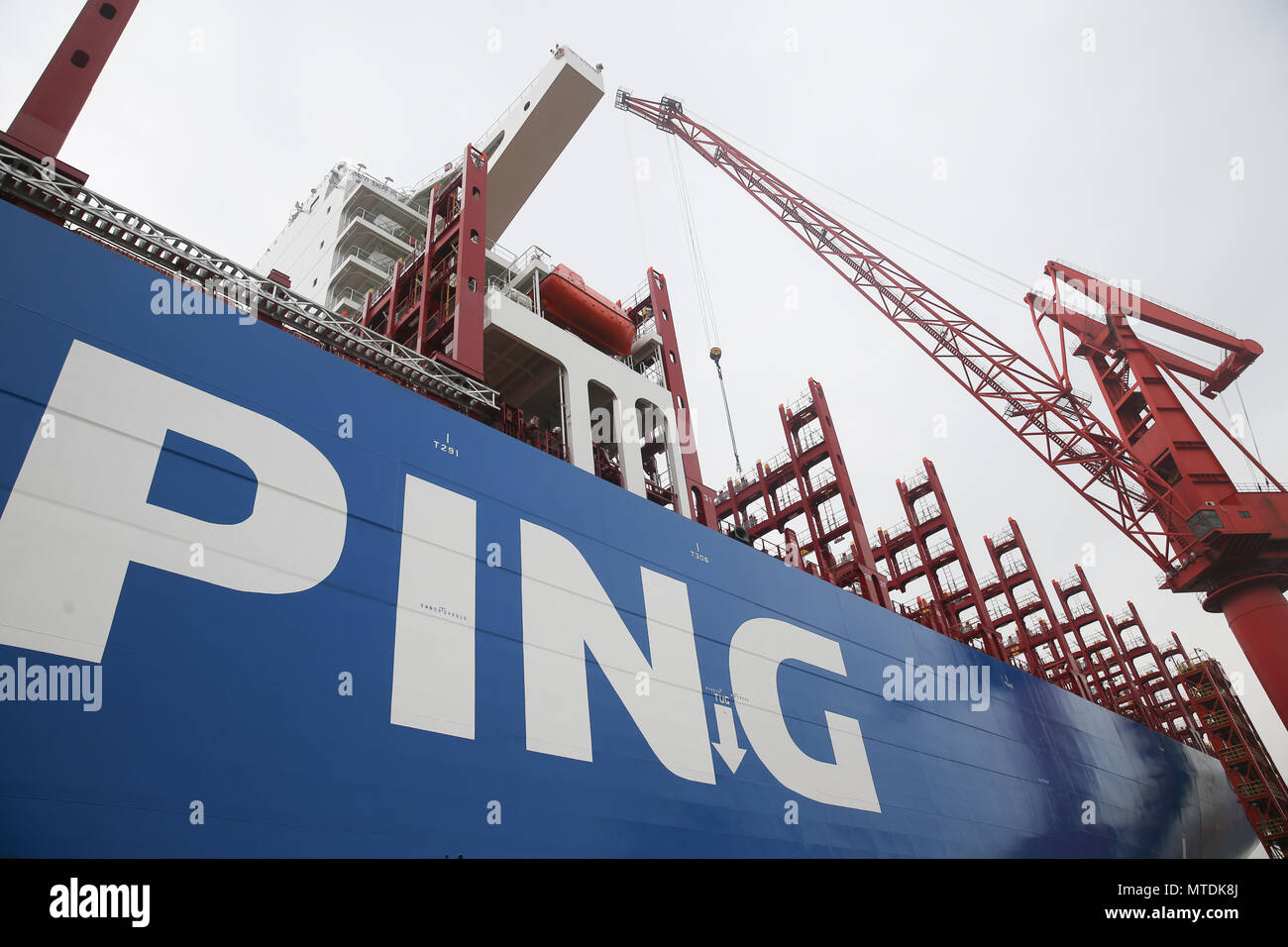 6 meter container hi-res stock photography and images - Alamy